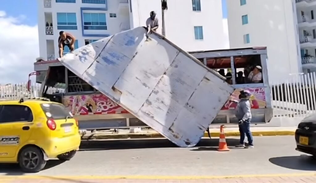 “El techo salió volando”: turistas vivieron susto en plena chiva ...